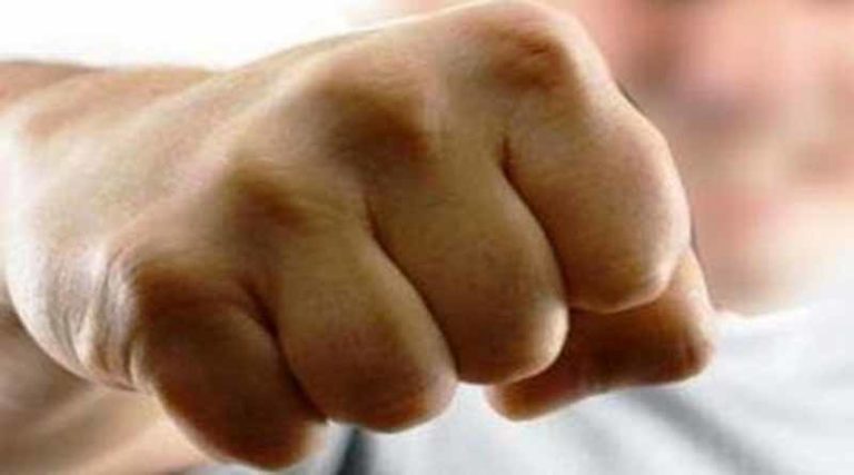Τραυματίες από άγριο ξύλο στην Πλατεία Ηρώων στην Αργυρούπολη - Usay.gr