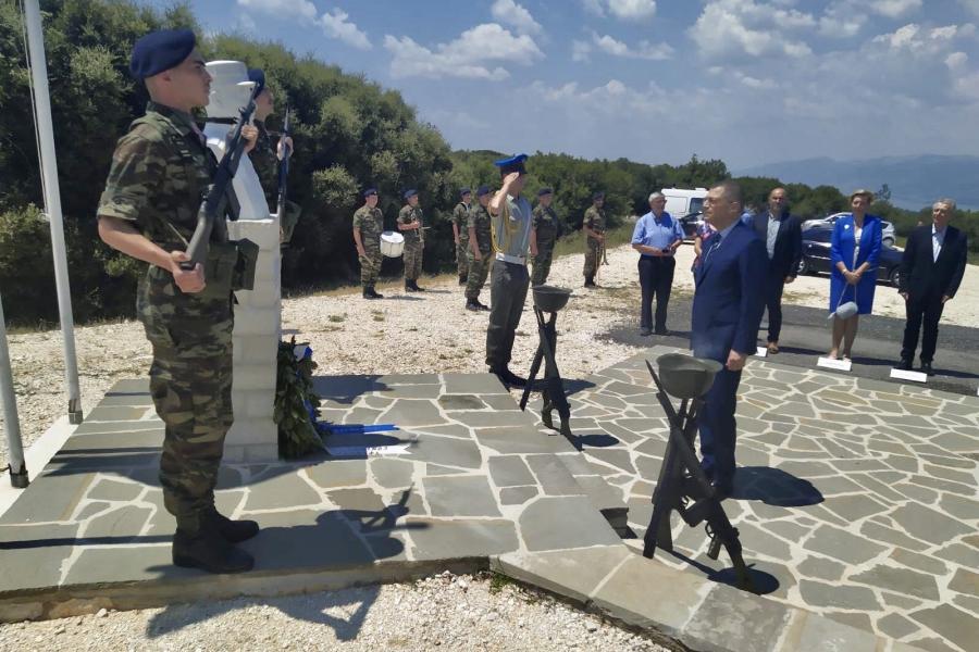 «Κόβονται» από αξιωματικοί οι υπαξιωματικοί που έχουν μεταπτυχιακό ...