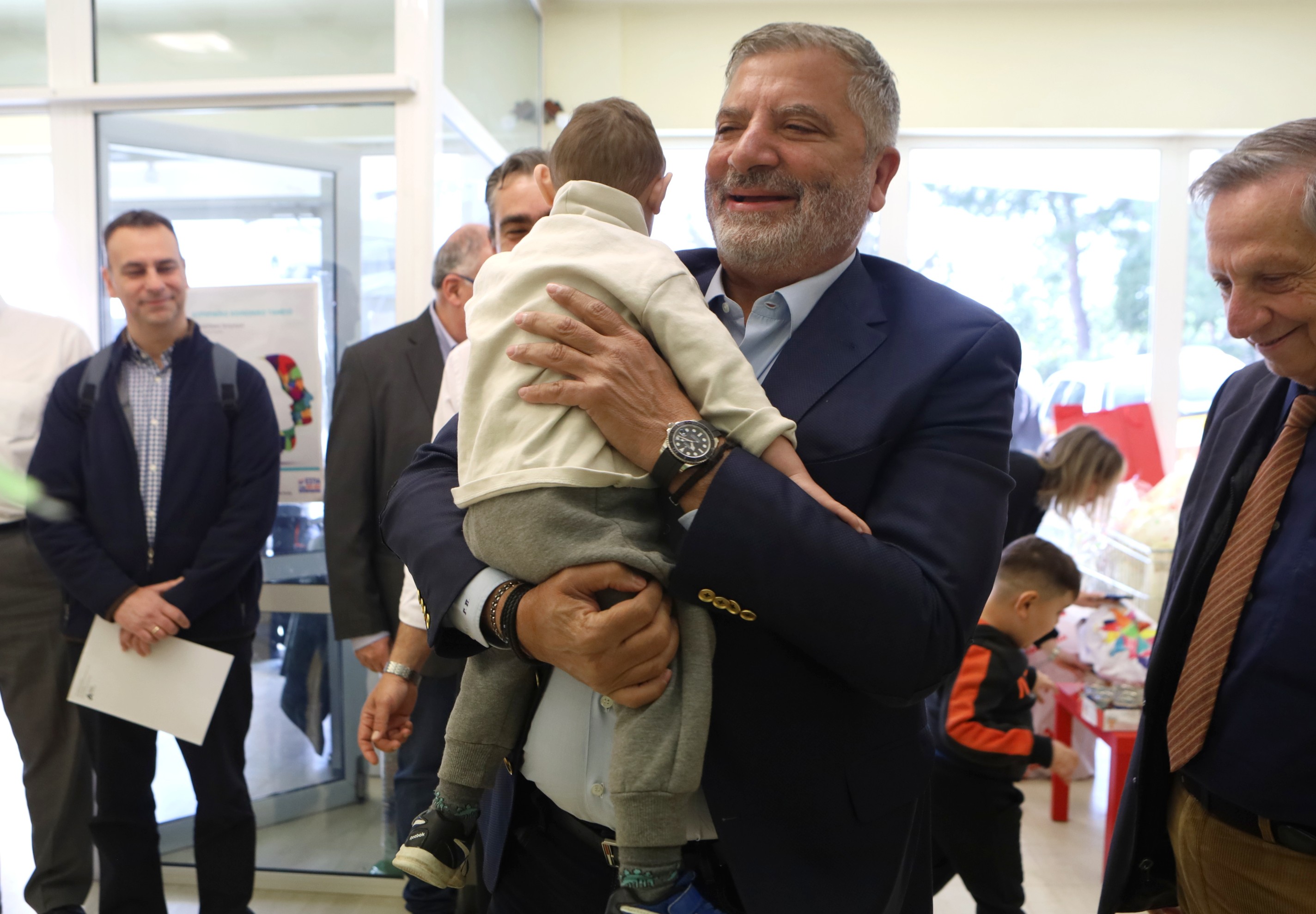 Με τα παιδιά στο Χατζηπατέρειο Κέντρο ο Πατούλης - Usay.gr
