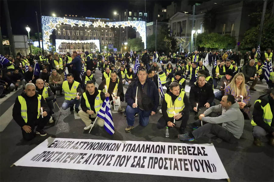 Καθιστική διαμαρτυρία ένστολων έξω από τη Βουλή – Άναψαν κεριά για τον ...