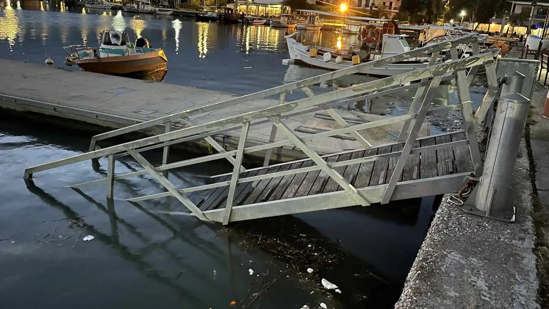 Τα μποφόρ γκρέμισαν εξέδρα στο λιμάνι της Νέας Κίου (ΒΙΝΤΕΟ) - Usay.gr