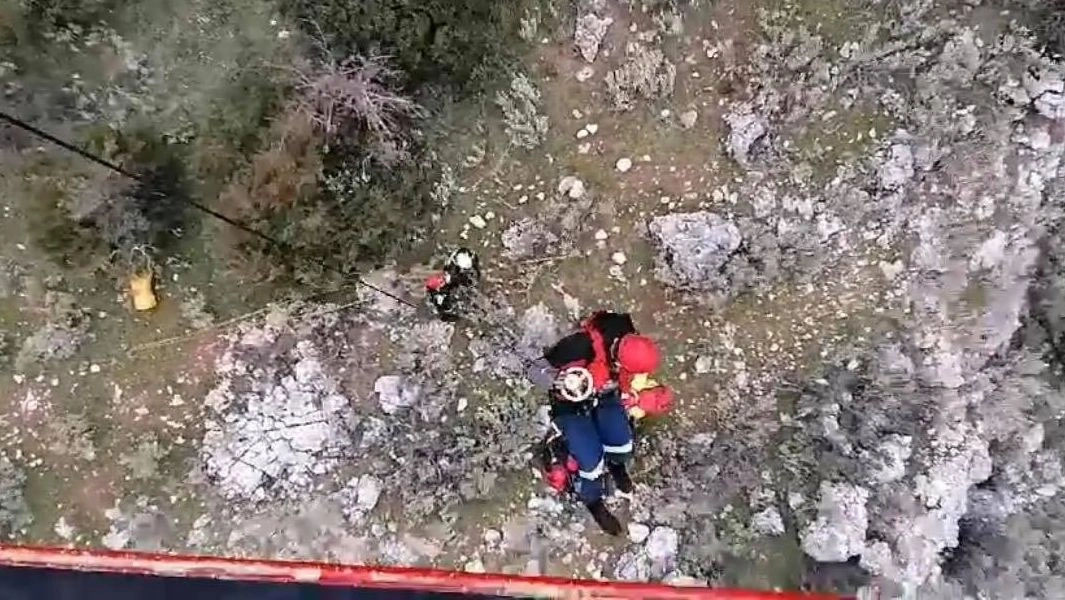 Απεγκλωβίστηκε ηλικιωμένος που είχε πέσει σε ρεματιά πριν δυο μέρες στα ...