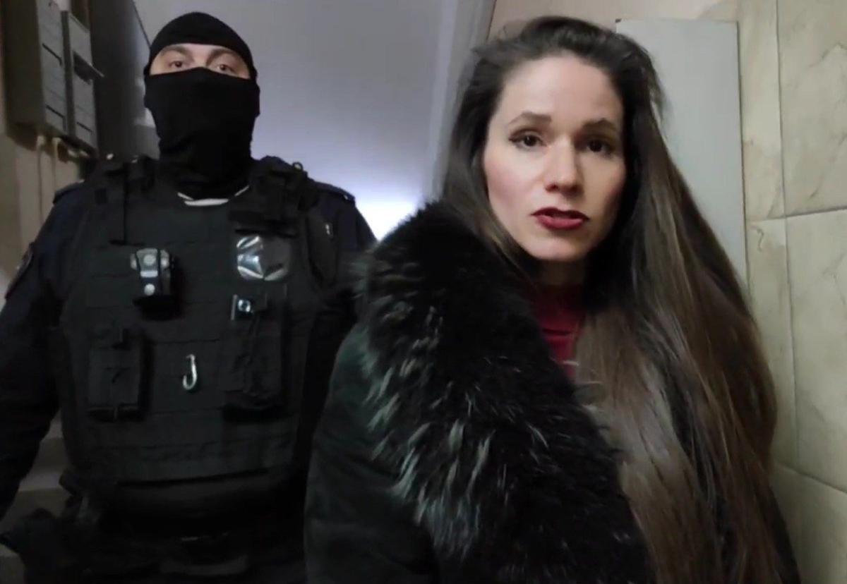Χειροπέδες στη Ρωσίδα δημοσιογράφο που τράβηξε το τελευταίο βίντεο του Ναβάλνι! (BINTEO) - Usay.gr