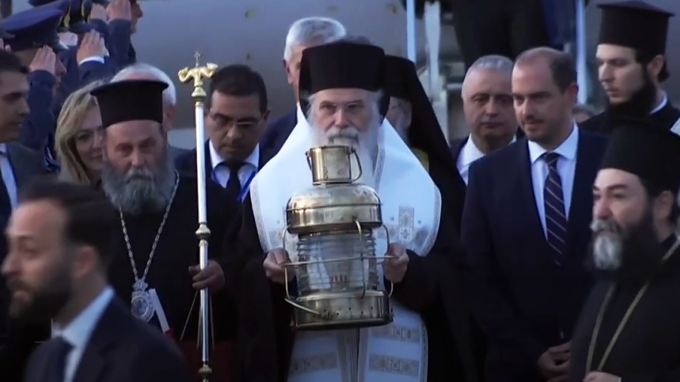 Στην Ελλάδα το Άγιο Φως: Από το αεροδρόμιο στο μετόχι του Παναγίου ...