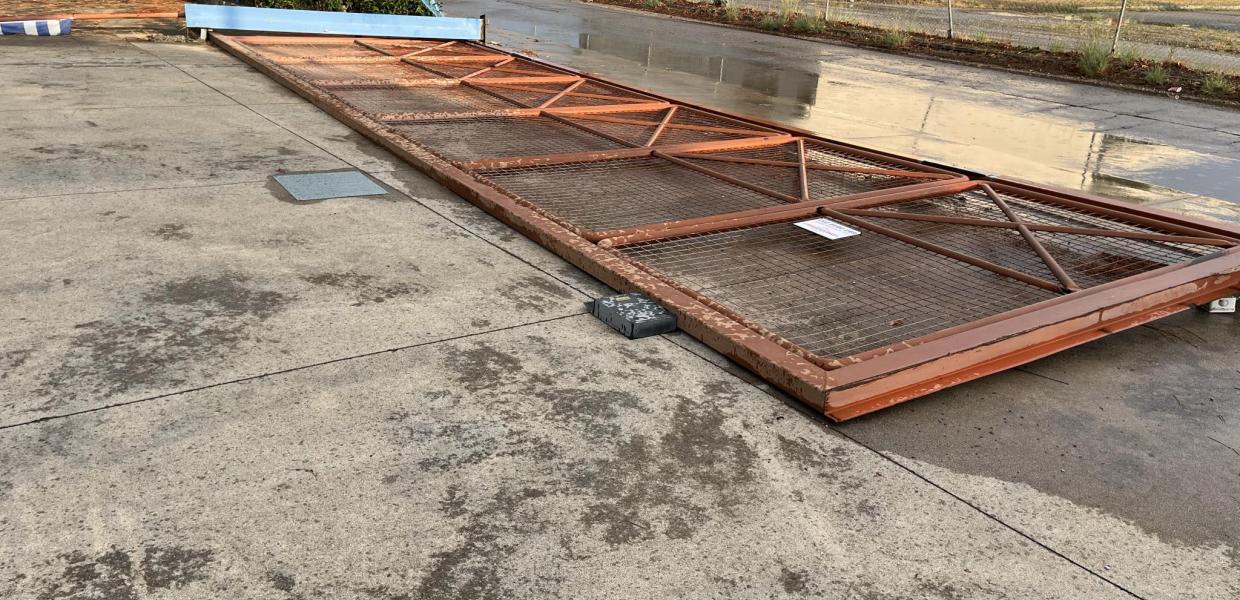 Μπουρίνι στην Καλαμάτα «ξήλωσε» σιδερένια πόρτα! - Usay.gr