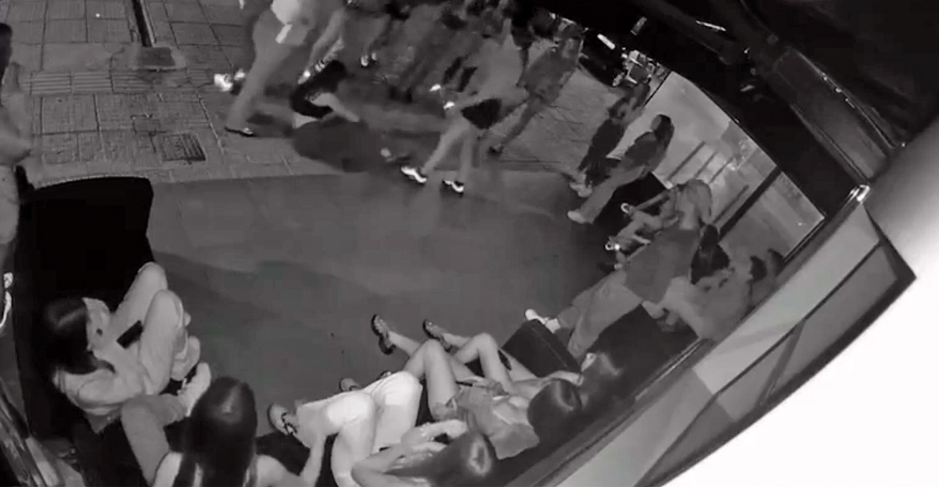 Επέστρεψε στο σχολείο της η 14χρονη που ξυλοκοπήθηκε στη Γλυφάδα – Τι είπε ο πατέρας (ΒΙΝΤΕΟ ...