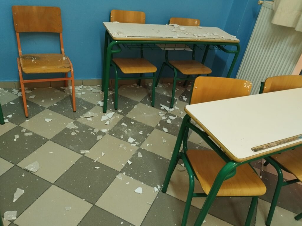 Έπεσαν σοβάδες σε αίθουσα δημοτικού σχολείου (ΦΩΤΟ) - Usay.gr