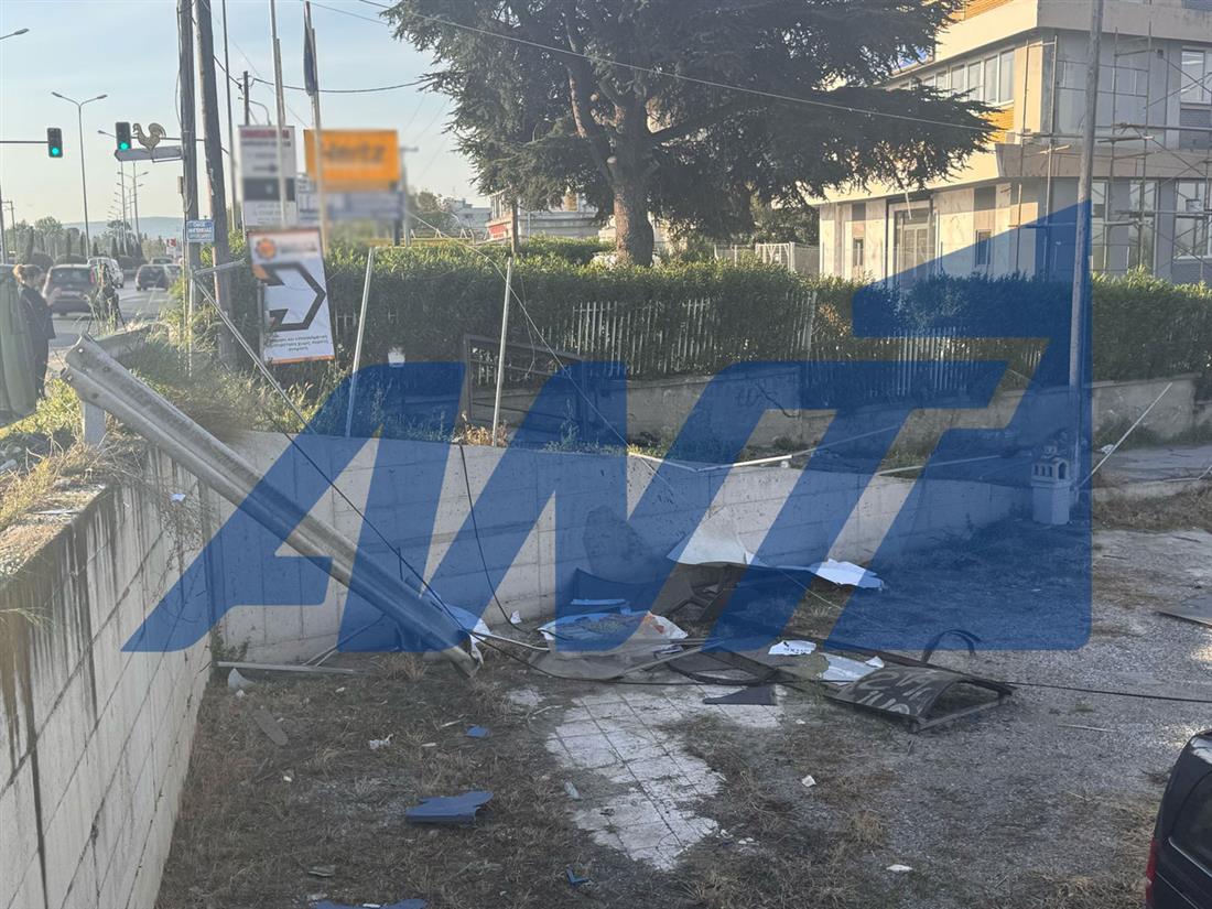 Αυτοκίνητο με τρεις νεαρούς πήρε... παραμάζωμα κάδο, μπάρες και στάση ...